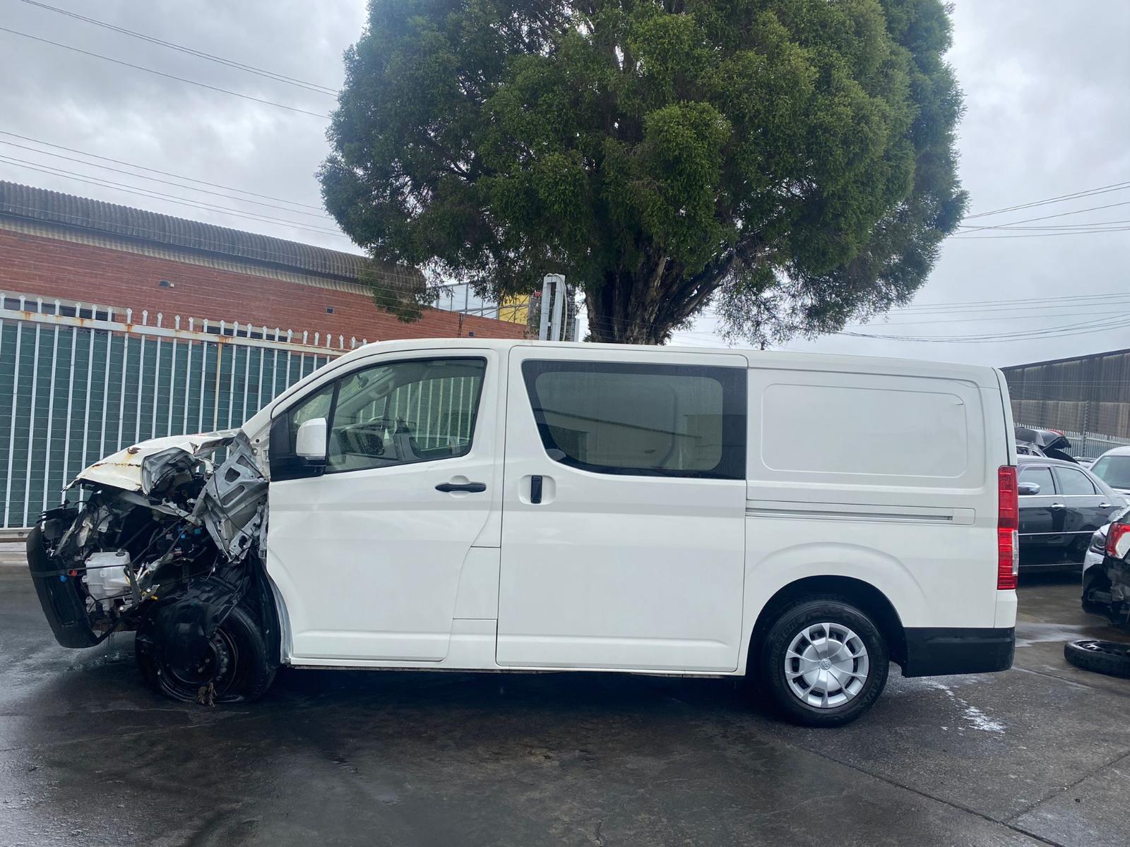 Side Step/Skirt Hiace Toyota 2020